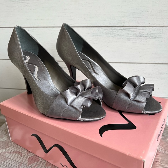 Nina | Shoes | Nina Fulviays Light Pewter Pumps Size 72 | Poshmark